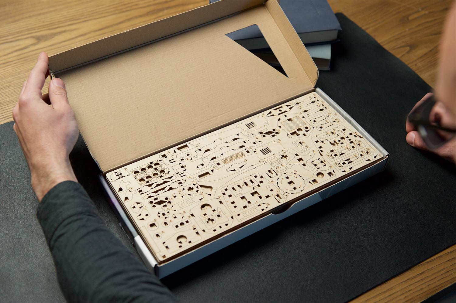 Retro Car UGR-T Mechanical Model Kit for Sale | UGears US – Ukidz Toys